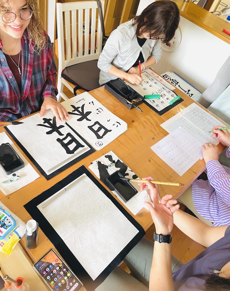 Shodo Experience in Japan | Japanese Calligraphy by Shoran